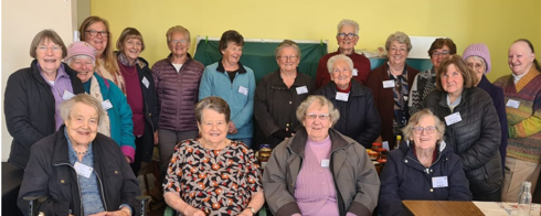 The community who raises thousands of dollars for an aged care facility ...
